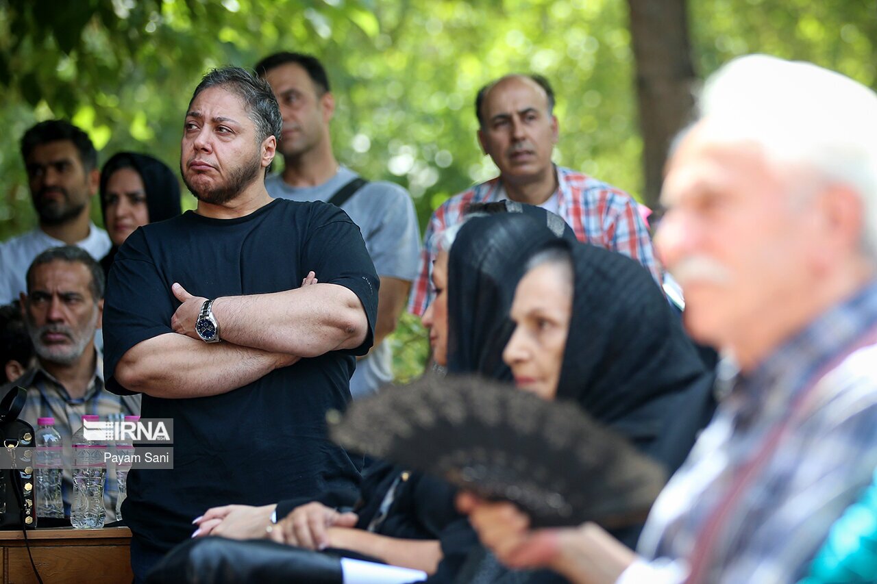 مازیار لرستانی با ظاهری متفاوت در مراسم تشییع پیکر فریماه فرجامی+تصاویر